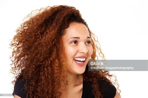 격리 된 흰색 배경 웃 고 곱슬 머리를 가진 아름 다운 젊은 여자 20 29세에 대한 스톡 사진 및 기타 이미지 20 29세