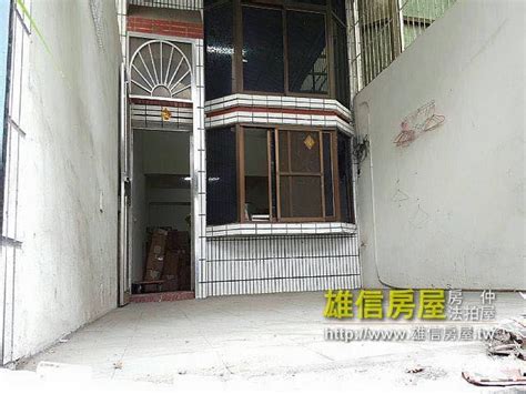 大寮車墅透天 門前可再停一部需整理 高速公路旁 路衝 邊間 先 台東孜孜買房siri 買屋賣屋不動產顧問