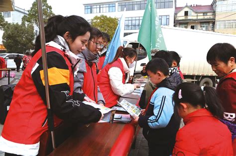 志愿者在张溪镇设立宣传台向过往群众发放鸟类保护手册宣传鸟类保护法律法规 池州日报