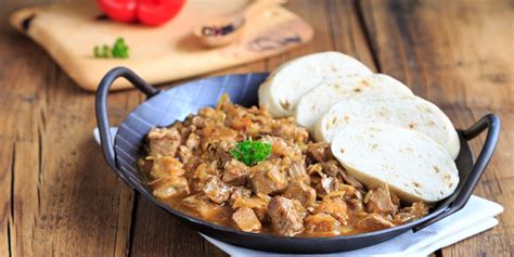 Recept Poctivý Segedínský Guláš S Houskovým Knedlíkem Maminkacz