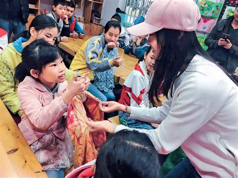 中宣部给成都晚报雷锋热线颁了个大奖 四川记协网