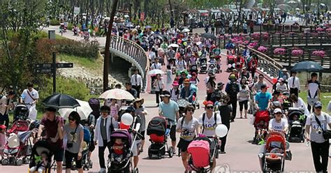 부산시민공원서 주말 가족사랑 유모차 걷기대회