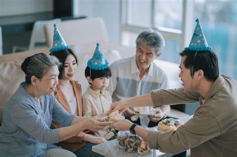 케이크의 조각을 통과 생일을 축하하는 아시아 중국 다세대 가족 6 7 살에 대한 스톡 사진 및 기타 이미지 6 7 살 70
