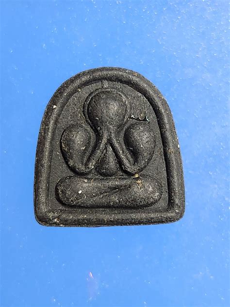 120 พระปิดตาหลวงปู่ศรี วัดอ่างศิลา จ ชลบุรี พิมพ์นักกล้ามหลังยัน ต์กระบองไขว้ เนื้อผง ปี