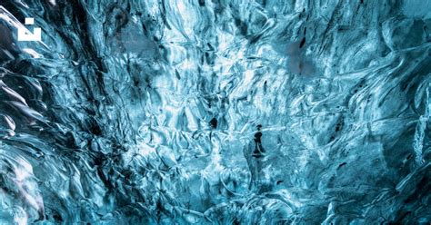 많은 얼음으로 가득 찬 매우 큰 얼음 동굴 사진 Unsplash의 무료 파랑 이미지