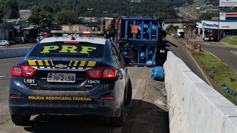 Caminhão Carregado Com Botijões De Gás Tomba Entre Na Br 480 Jornal Razão