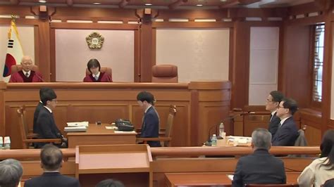 탄핵심판 첫 정식변론 D 7양측 장외공방 치열
