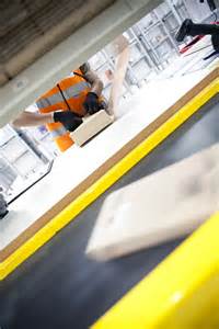 Cuatro Camiones Arden En Una Nave Logística De Amazon En Madrid Tags