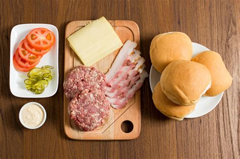 햄버거를 요리 재료입니다 원시 지상 나무 배경탑 뷰 위에 고기 Cutlets에 나무도 마 토마토 야채 피 클 케첩 치즈 쇠고기