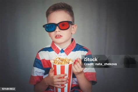 어린 소년 나 가정 영화관에서 3d 안경에 영화 보기 작은 아이 회색 배경 위에 팝콘을 먹는다 홈 극장입니다 3차원 형태에 대한 스톡 사진 및 기타 이미지 Istock
