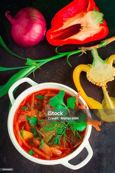보르시 흰색 접시에 채소와 고기 전통적인 우크라이나 러시아 빨간 수프입니다 오래 된 검은 소박한 배경 상위 뷰 고기에 대한 스톡 사진 및 기타 이미지 Istock