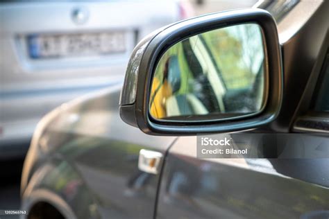 주차장의 길 가에 연석 근처에 주차 된 자동차의 백미러를 닫습니다 0명에 대한 스톡 사진 및 기타 이미지 0명 거리 거울 Istock