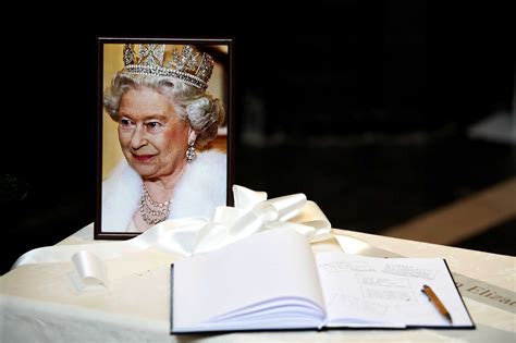 Britanija U Ponedjeljak Staje Ispra Aj Je Kraljice Elizabete Ii