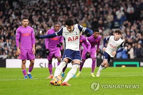 손흥민 Pk 충격 실축 황희찬이 숨은 주역이었다왼팔 들어 Gk에게 지시→2015년에도 같은 일이