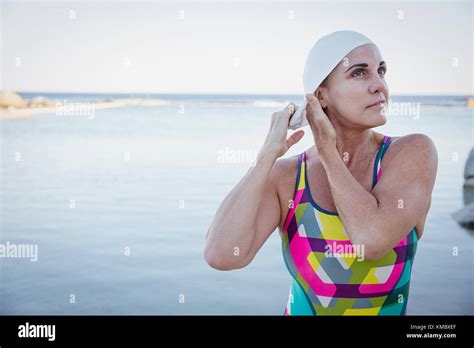Weibliche Schwimmerin Im Offenen Wasser Die Badekappe Am Meer Anpasst