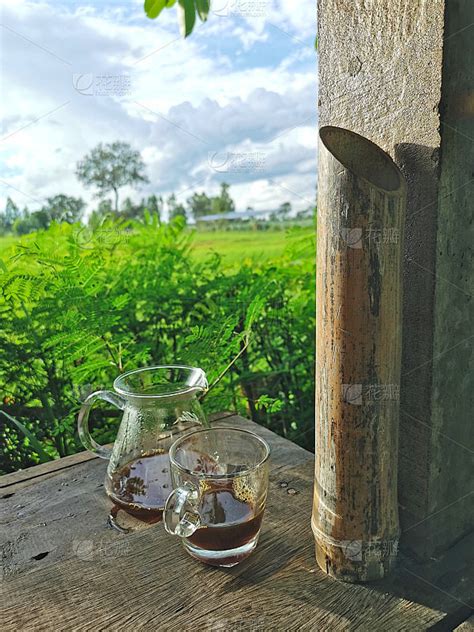 咖啡杯放在木桌上