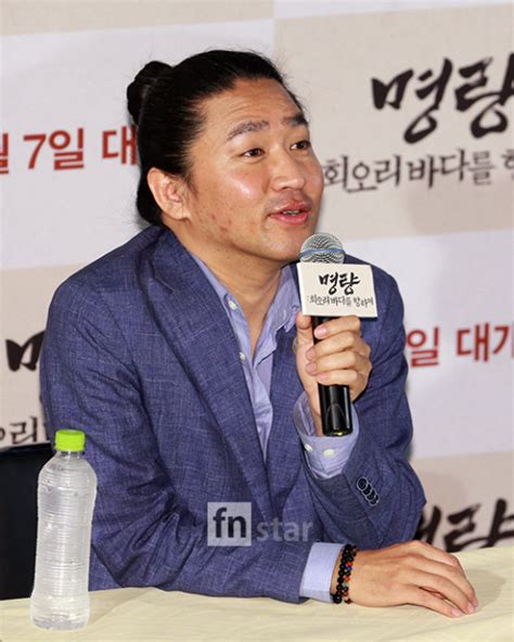 포토 명량 회오리 바다를 향하여 설명하는 김한민 감독 헉스