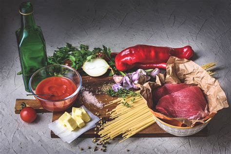 커팅 보드에 생고기 생 쌀된 스파게티 후추 양파 버터 토마토 소스와 기름 병의 근접 보기 고기에 대한 스톡 사진 및 기타 이미지