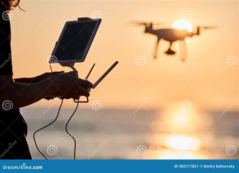 Drone Operado Por Um Jovem Que Sobrevoava O Mar Imagem De Stock