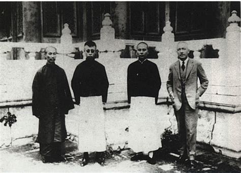 溥仪与郑孝胥左1）、庄士敦（右1）等在御花园合影