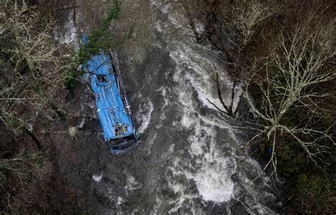 Espagne Cinq Morts Et Un à Deux Disparus Après La Chute Dun Bus Dans