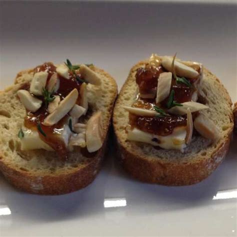 Petit Toasts With Brie Fig And Thyme Recipe