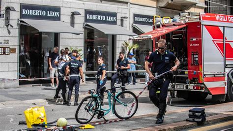 Milano Auto Si Ribalta E Abbatte Un Palo Che Colpisce Una Ciclista
