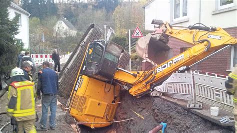 Bagger stürzt in Baugrube Spektakulärer Unfall endet glimplich Lüdenscheid