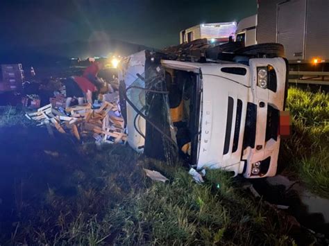 Caminhão Carregado Com Frutas Tomba Na Br 470 Em Ilhota Jornal De