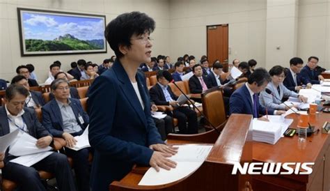 제안설명하는 김영주 고용노동부 장관
