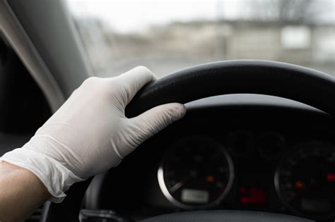 박테리아와 바이러스로부터 자신을 보호하기 위한 보호 의료 용 마스크를 착용한 남자는 자동차를 운전할 계획입니다 전염병 검역 세계