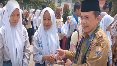 Gubernur Jambi Al Haris Serahkan Bantuan Dumisake Untuk SMA SMK Dan