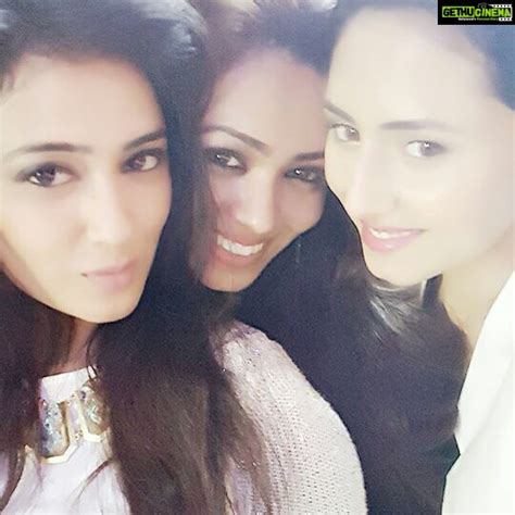 Shweta Tiwari Instagram Ladiezzzzzzz 🙅🏻🙆🏻🙋🏼shwetatiwari Vaishnavi