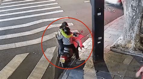 被女警一把抱住，还互加了微信苏杭女子什么