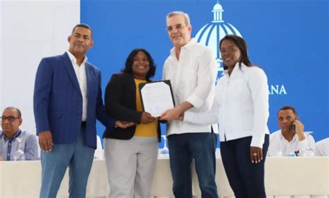 Presidente Luis Abinader entrega cerca de 400 títulos de propiedad en