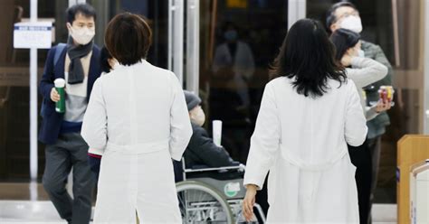 전문의 연봉 4년 새 2억→4억 된 이유의사가 부족하니까