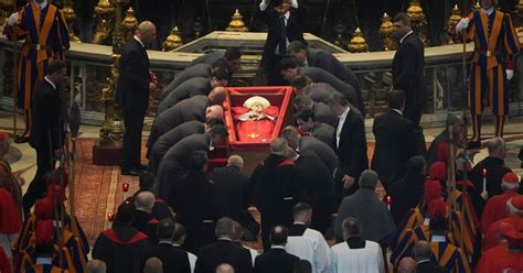 Trasladan cuerpo de papa Francisco a la Basílica de San Pedro para que los fieles lo despidan