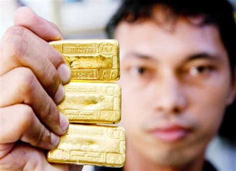 ရွှေနှင့်ဒေါ်လာစျေးမတက်ရန် စစ်တပ်က အမိန့်ထုတ် ခြိမ်းခြောက် ဖိအားပေးသော