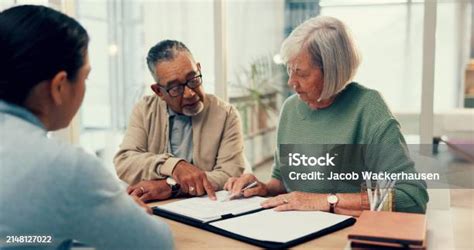 사무실 변호사 또는 노부부가 유언장 계약서 또는 퇴직 자금 또는 규정 준수를 위한 문서 생명 보험과 법적 양식 또는 소유권 증서 계약을 맺은 계획 고문 또는 기혼 노인 고객