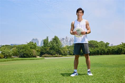男青年在户外玩极限飞盘高清图片下载 正版图片502506130 摄图网