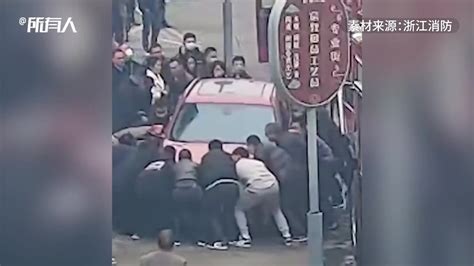 消防车被挡，众人合力打通生命通道凤凰网视频凤凰网