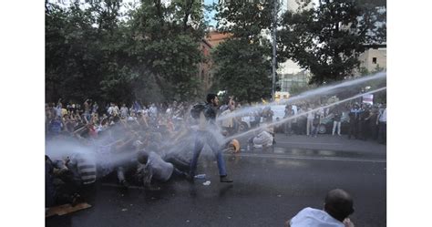Спират временно скока на тока в Армения заради протестите