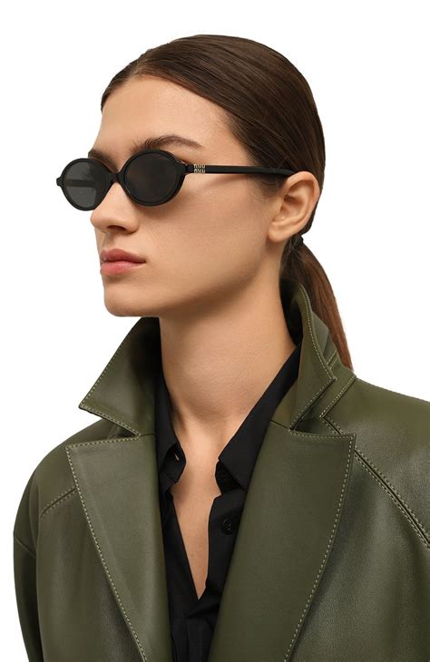 Солнцезащитные очки Miu Miu черного цвета купить в интернет магазине ЦУМ арт 04zs 1ab5s0