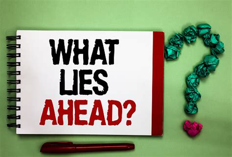 무슨 거짓말 앞서 질문을 보여주는 글을 참고 비즈니스 사진 방법 청 컬러 배경 레드 양면된 메모장 편지 녹색 쿼리 마크에 뭔가