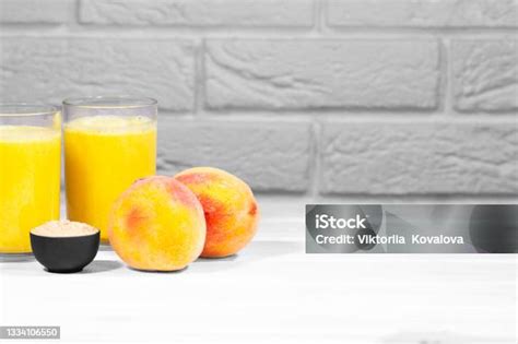 흰색 벽돌 배경에 복숭아와 마카 스무디 수평 해상도 복사 공간 육즙 트렌디 한 음식 0명에 대한 스톡 사진 및 기타 이미지