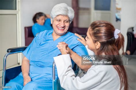 행복한 인도 노인 여성 환자가 휠체어에 앉아 병원 병동에서 의사를 바라보고 있다 여자 간호사에 대한 스톡 사진 및 기타 이미지