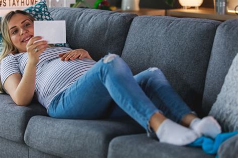 검역 중 소파에서 휴식을 취하고 아기의 초음파 이미지를 보는 임산부 30 34세에 대한 스톡 사진 및 기타 이미지 30 34세 3차원 초음파 가정 생활 Istock