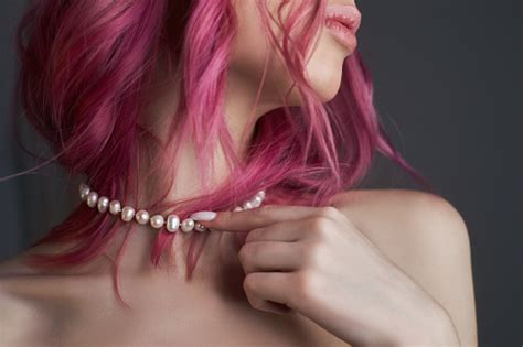 분홍색 머리 창조적 인 생생한 색소와 아름다움 초상화 여자 밝은 색상의 하이라이트와 얼굴에 그림자 색상 보석 소녀 바람에 염색 된 머리 눈 신체 부분에 대한 스톡 사진 및