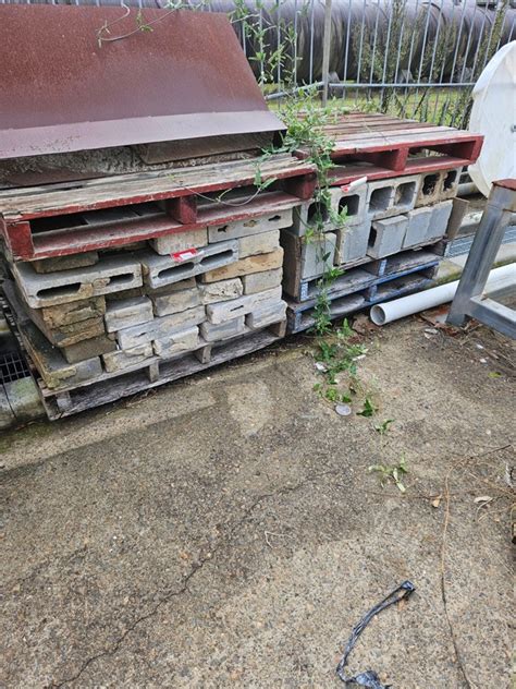 Quantity Of Assorted Used Besser Blocks Auction 0171 5052157 Grays