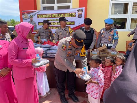 Polsek Pulau Derawan Bagikan Ratusan Makanan Bergizi Gratis Ke Murid Tk